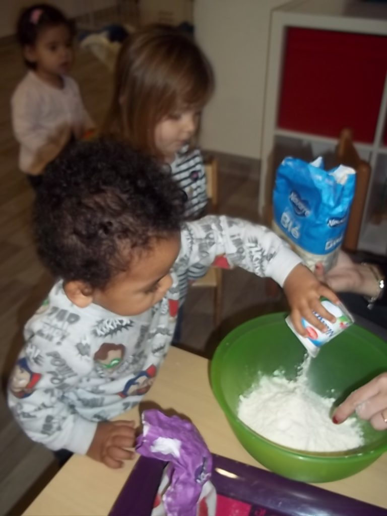 Préparation du gâteau de Gabriel!!! - Les Crêches Enchantées